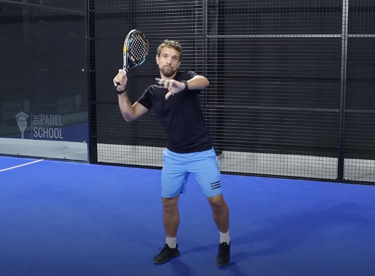 How to hit a powerful smash in padel - Padel Tonic